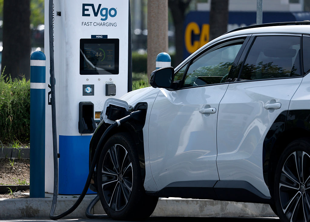 How to Plan Long Road Trips in an Electric Vehicle: EV Range, Charging ...